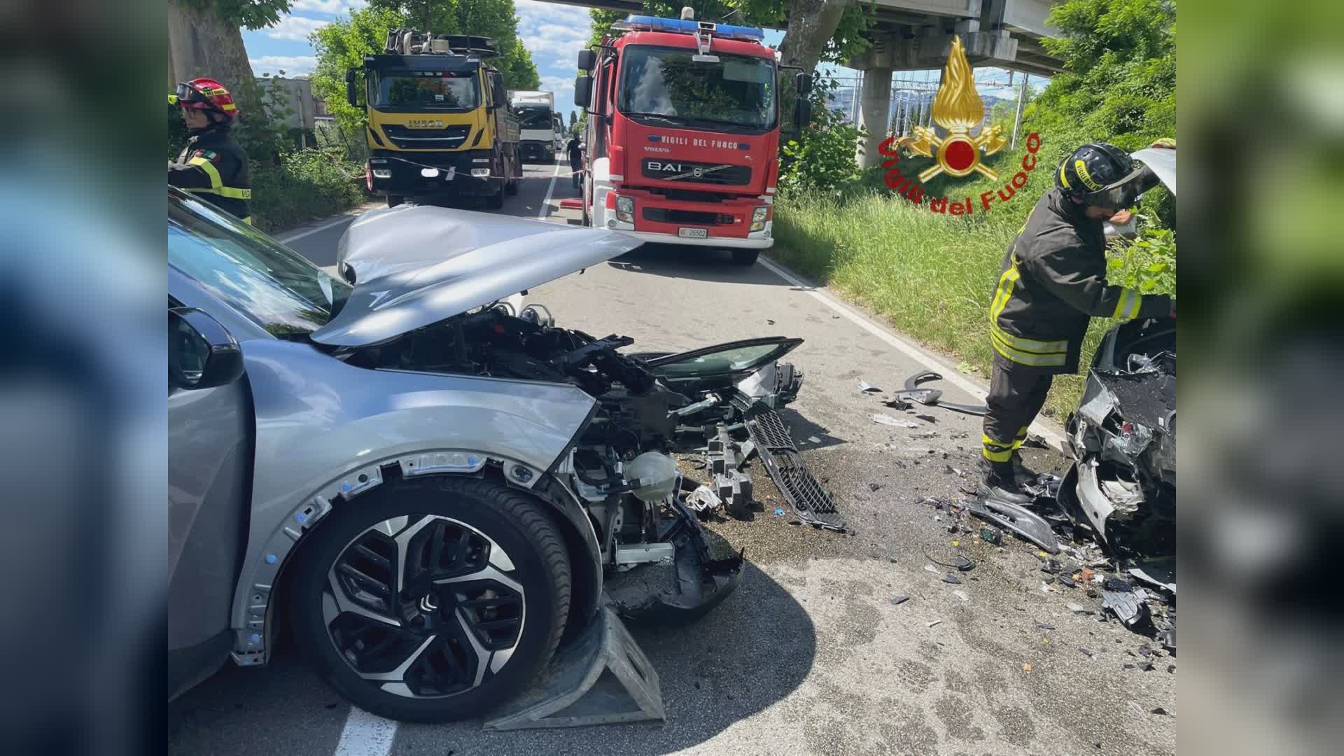 Violento scontro frontale, ferite due persone - TVL